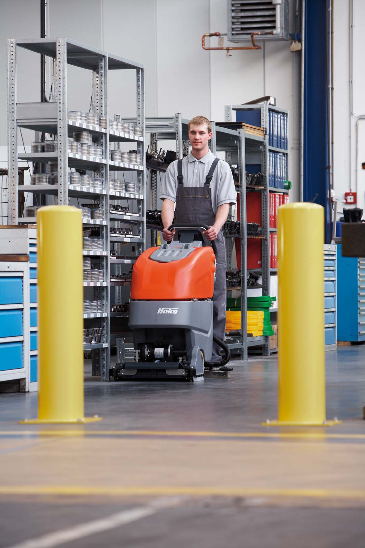 Hako Scrubmaster B45 en gå-bakom skurmaskin med cylinderborstar