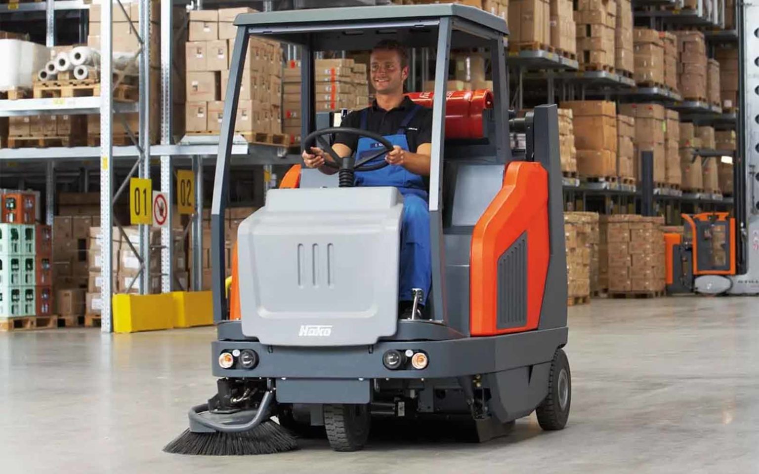 Rätt skurmaskin för stora lager - Hako